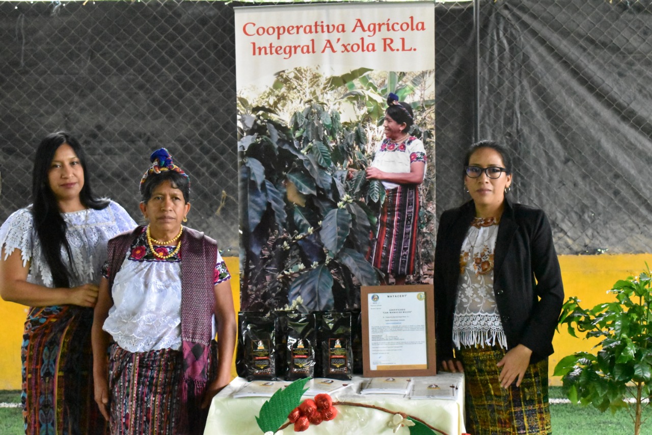 Entrega del Certificado Con Manos de Mujer a la Cooperativa Axola – ASOCUCH